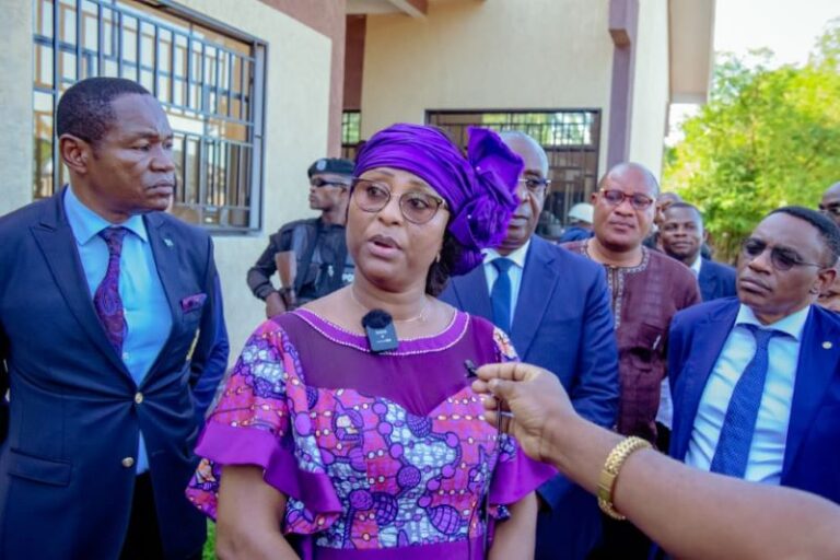 Obsèques de Mgr Marie Édouard Mununu à Kikwit : Antoinette Kipulu fait ...