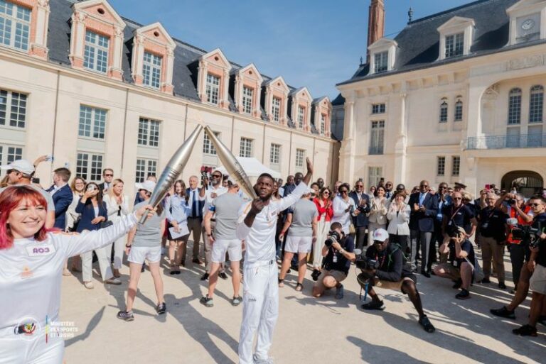 France : La RDC lève la flamme olympique de Paris 2024 et passe le ...